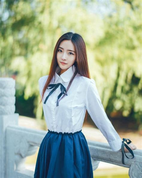 白襯衫女青年盡顯文藝氣質 每日頭條