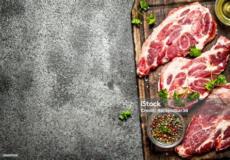 생고기 배경입니다 오래 된 보드에 향신료와 허브 그리고의 원시 스테이크 에 소박한 배경 고기에 대한 스톡 사진 및 기타 이미지