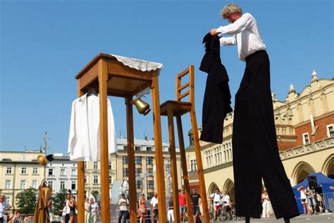 Wyjątkowy spektakl na Starym Rynku Aktorzy na szczudłach i gigantyczna