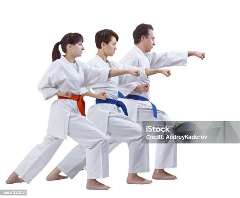 Karategi에서 남자와 두 여자 절연 펀치 팔을 치고는 가라테에 대한 스톡 사진 및 기타 이미지 가라테 건강한 생활방식