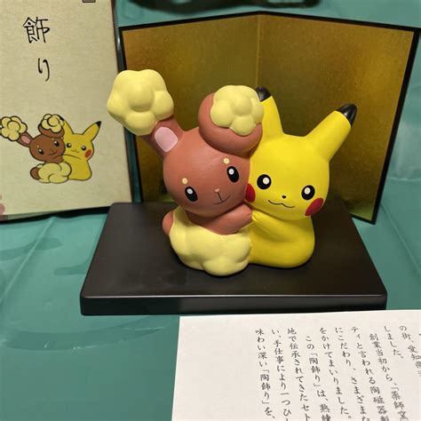 ポケモンセンター限定デザイン 縁起物陶飾り ピカチュウとミミロル薬師窯お正月 メルカリ