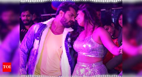 Baapji Khesari Lal Yadav And Kajal Raghwanis Dance Number