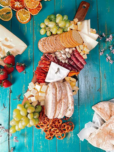 Charcuterie 보드 견과류 녹색 포도 다양 다채로운 딸기 러스틱 말린 감귤류 말린 오렌지 맛있는 멕시코