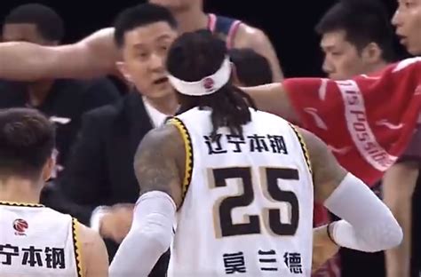 周鹏重摔，杜锋暴怒为他出头！险些挥拳莫兰德，这才是带头大哥 哔哩哔哩