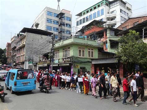 बालेनलाई धन्यवाद दिँदै फुटपाथ व्यवसायीको र्‍याली Khabar Center