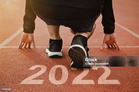 햇빛과 함께 실행 법원에서 실행하는 사람들의 시작 2022년 새해 시작과 시작 내년 목표 및 계획 2022년에 대한 스톡 사진 및 기타 이미지 Istock