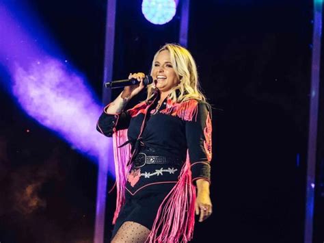 Miranda Lambert Stops Concert Mid Song To Call Out Fans For Taking Selfie