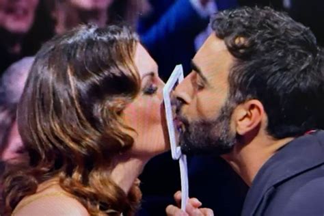 Giovanna Civitillo Bacia Mengoni La Reazione Di Amadeus In Diretta