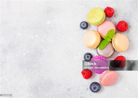 디저트 케이크 마카롱 또는 딸기와 블루베리 돌 부엌 테이블 배경에 마 카 롱 최고의 볼 수 있습니다 텍스트를 위한 공간 0명에