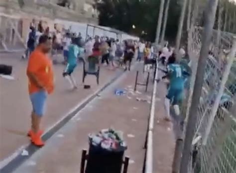 Un partido de fútbol en Valencia acaba en una batalla campal entre