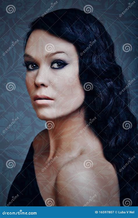Красивейшая женщина с длинними черными волосами Иллюстрация штока иллюстрации насчитывающей
