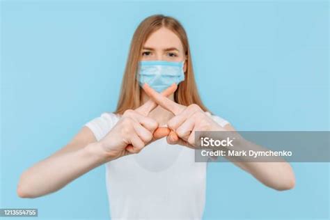 보호 용 의료 용 마스크를 착용한 여성은 교차 된 팔 대기 오염으로 정지 제스처를 보여줍니다 중국 코로나바이러스 전염병