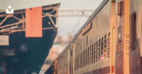 철로 위의 기차 사진 Unsplash의 무료 차바그 이미지