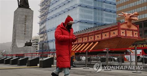 광화문 광장의 이순신과 거북선