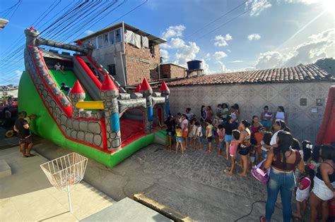 Comunidade do Recife vive tarde de diversão e solidariedade Universal