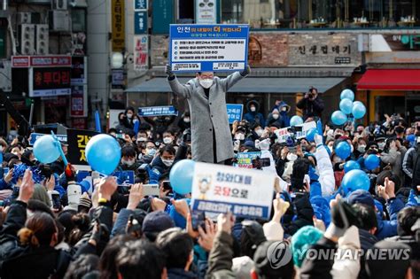 인천 지역 공약판 들어보이는 이재명 후보 연합뉴스