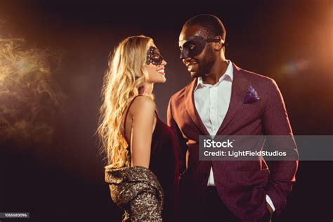 백라이트와 새 해 파티에 대 한 카니발 마스크에 아름 다운 다문화 부부 가면 무도회에 대한 스톡 사진 및 기타 이미지 가면