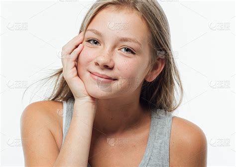 少女可爱美丽脸上的雀斑白皙