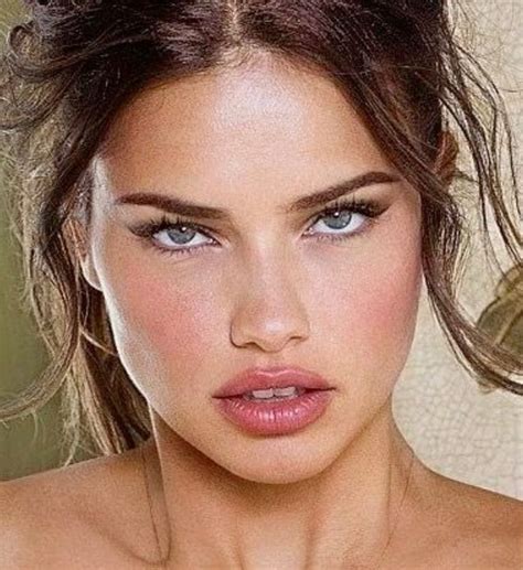 Pin By ︎₊ ⊹ On ♡‧₊˚🎀 Vs Adriana Lima Style Adriana Lima Makeup