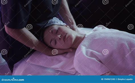Massagista Faz Terapia Para Mulheres Atraentes Video Estoque Vídeo De