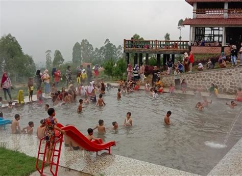 Berenang Dan Berendam Untuk Menikmati Kehangatan Di Tengah Dinginnya Udara