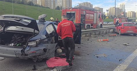 Ataşehirde feci kaza Otomobil bariyere ok gibi saplandı