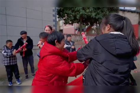 农村结婚！新娘来到新郎家时，新郎家压礼先生要这样做新娘才高兴新娘新郎先生