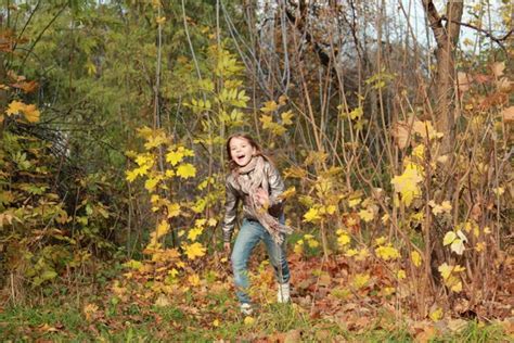 Imágenes De Jeune Fille Hurlant Des Feuilles Fotos De Jeune Fille