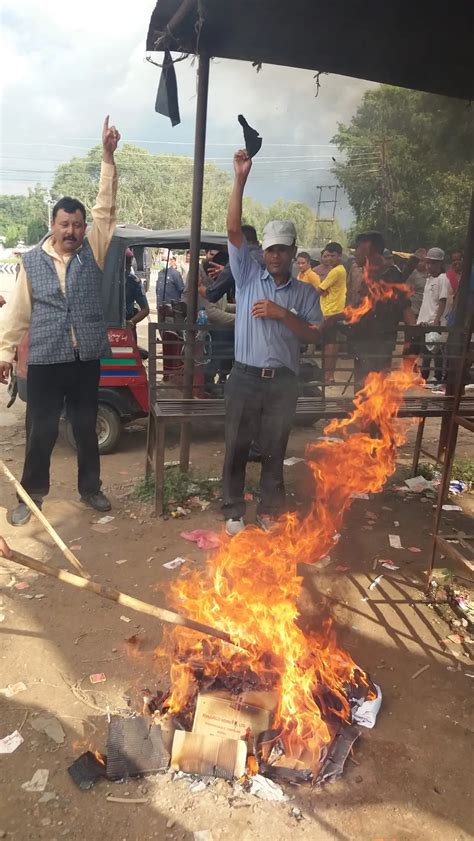 प्रहरी हस्तक्षेपका बाबजुद क्रान्तिकारी माओवादीले जलायो ‘कालो संविधान