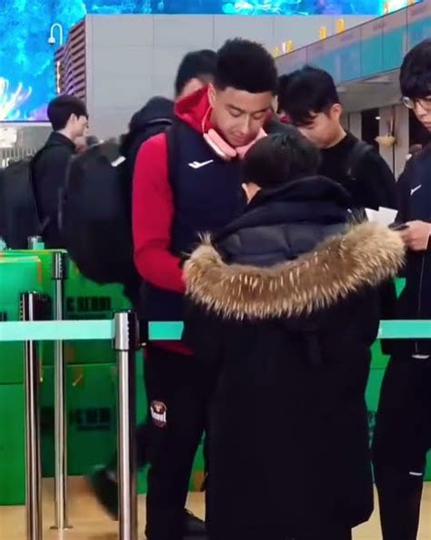 공항에서 린가드 싸인 린가드 감사합니다~ 너무착하심 공항 린가드 축구선수 싸인 Youtube