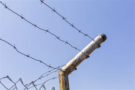 Ogrodzenie Budowlane Otoczone Drutem Kolczastym Obraz Stock Obraz