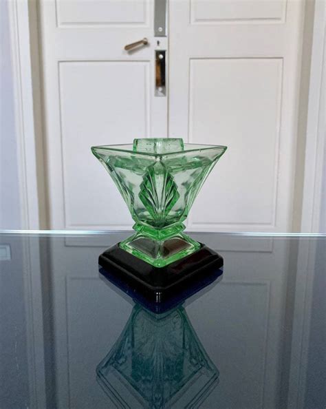 Pique fleurs Art Déco en verre ouraline Lignes croisées