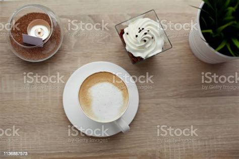 흰색 접시에 뜨거운 카푸치노 화이트 컵과 나무 바 테이블에 빨간 벨벳 디저트 창 옆에 추운 눈 덮인 날씨 외부 0명에 대한 스톡 사진 및 기타 이미지 Istock