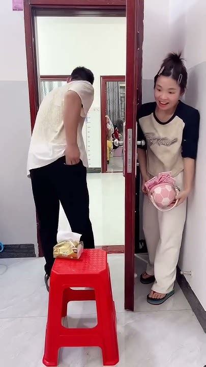 爸爸偷偷拿钱不巧被妈妈发现！妈妈直接给爸爸换成纸巾 Vlog 家庭教育 兒童教育 Funny Shorts Comedy