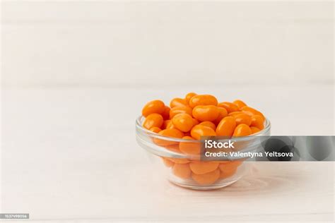 할로윈 사탕 옥수수 젤리 눈 호박 사탕 설탕 두개골이 배경에 다른 그릇에 있습니다 할로윈을 위한 클래식 캔디 과자 사탕 옥수수와
