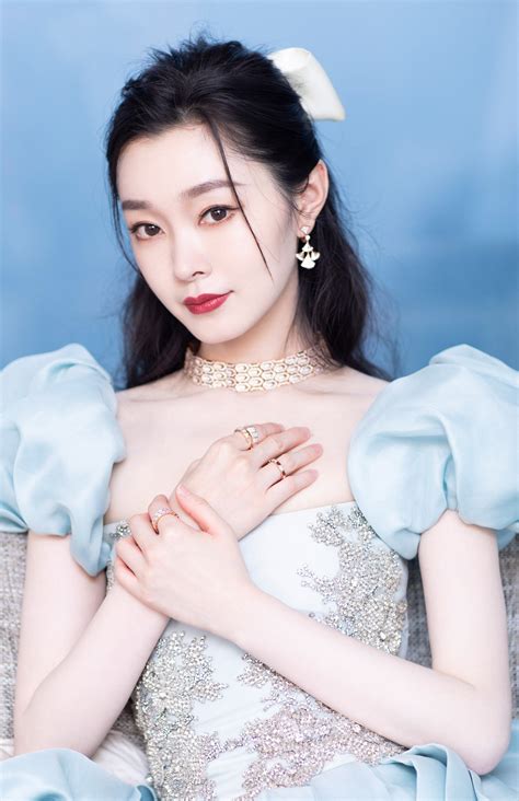 白雪公主宋轶穿低胸裙露出一条白沟210 名腿网