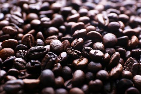 Primer plano de granos de café tostado Foto Premium