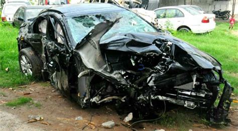 Man Peeps Out To Spit Gutkha Rams Speeding Jaguar Into Divider In