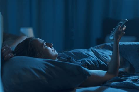 Wat Gebeurd Er Met Je Lichaam Als Je Met De Tv Aan Slaapt