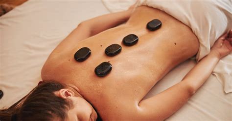 근육 치료 절차 중 마사지 응접실에서 여성의 맨등에 5 개의 부드럽고 따뜻한 돌 사진 Unsplash의 빨강 이미지