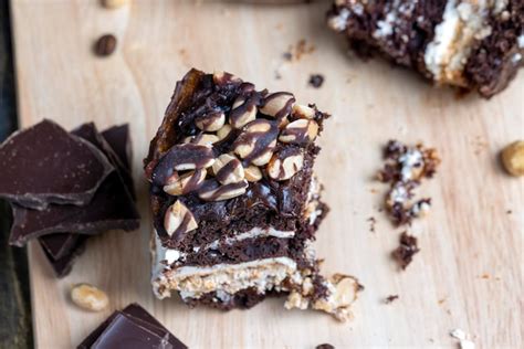 Tarta De Chocolate Con Relleno De Nueces Y Cacahuetes Foto Premium