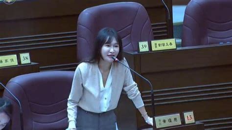 新聞 鄉民女神質詢狂問「覺得我穿漂亮請舉手」 全場官員驚呆 Gossiping板 Disp Bbs