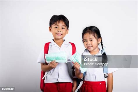 두 명의 아시아 학생 아이 소녀 소년 형제 자매 학생 타이 유니폼을 입고 학교에 갈 준비가 된 보호 마스크를 들고 있습니다 2 3 살에 대한 스톡 사진 및 기타 이미지