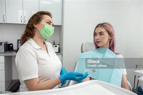 환자의 병력을 면담하는 치과 의사는 치료 전에 환자를 묻습니다 2명에 대한 스톡 사진 및 기타 이미지 2명 간호사 건강