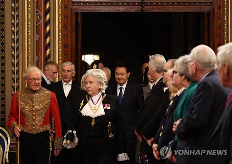 영국 의회 연설 입장하는 윤석열 대통령 연합뉴스