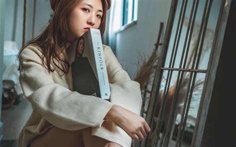 Wallpaper Asian Girl Sit On Floor Book Look 5120x2880 Uhd 5k Picture