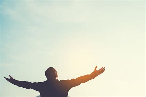 화려한 나무 벽과 명확한 파란색 부드러운 파도 해변 질감 배경의 공간을 복사합니다 자연 개념의 제품 디스플레이 건강한 생활방식에