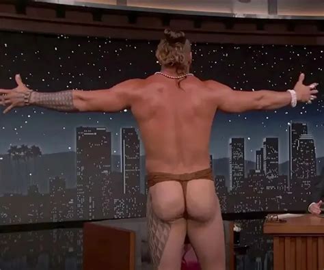 Un corps incroyable à 43 ans Jason Momoa se dénude dans une