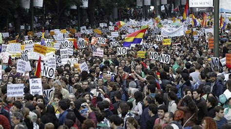 Miles De Personas Salen A La Calle En La Huelga Educativa Rtve