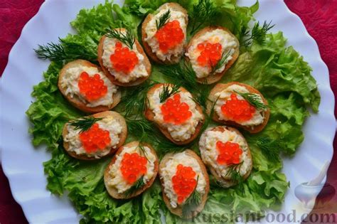 Рецепт Канапе с красной икрой и сырным салатом на